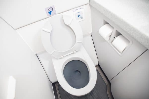 Avion : un passager éco peut-il utiliser les toilettes de la Première ... Avion : un passager éco peut-il utiliser les toilettes de la Première ...