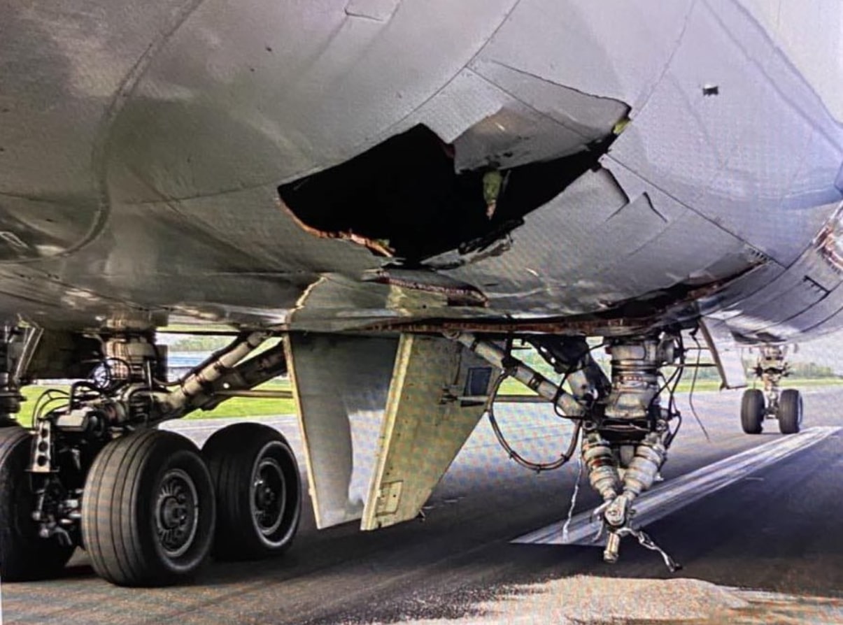 Incident spectaculaire : un Boeing 747 perd un train d’atterrissage au ...