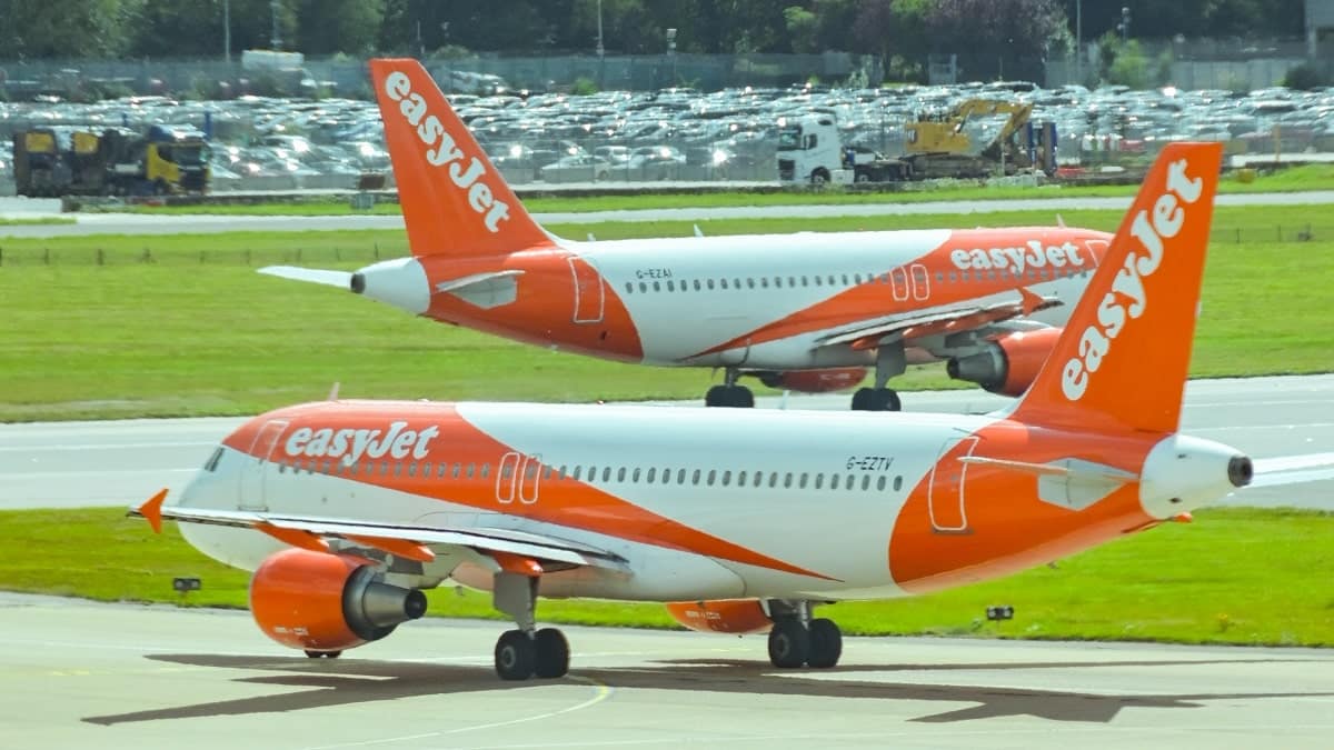 Un A320 easyJet survole de très près un autre avion lors d’une remise ...